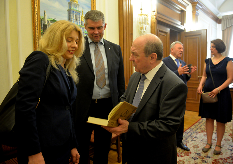 Diplomas Awarded in Ukraine to Joint Master's Degree Law Grads - MRU